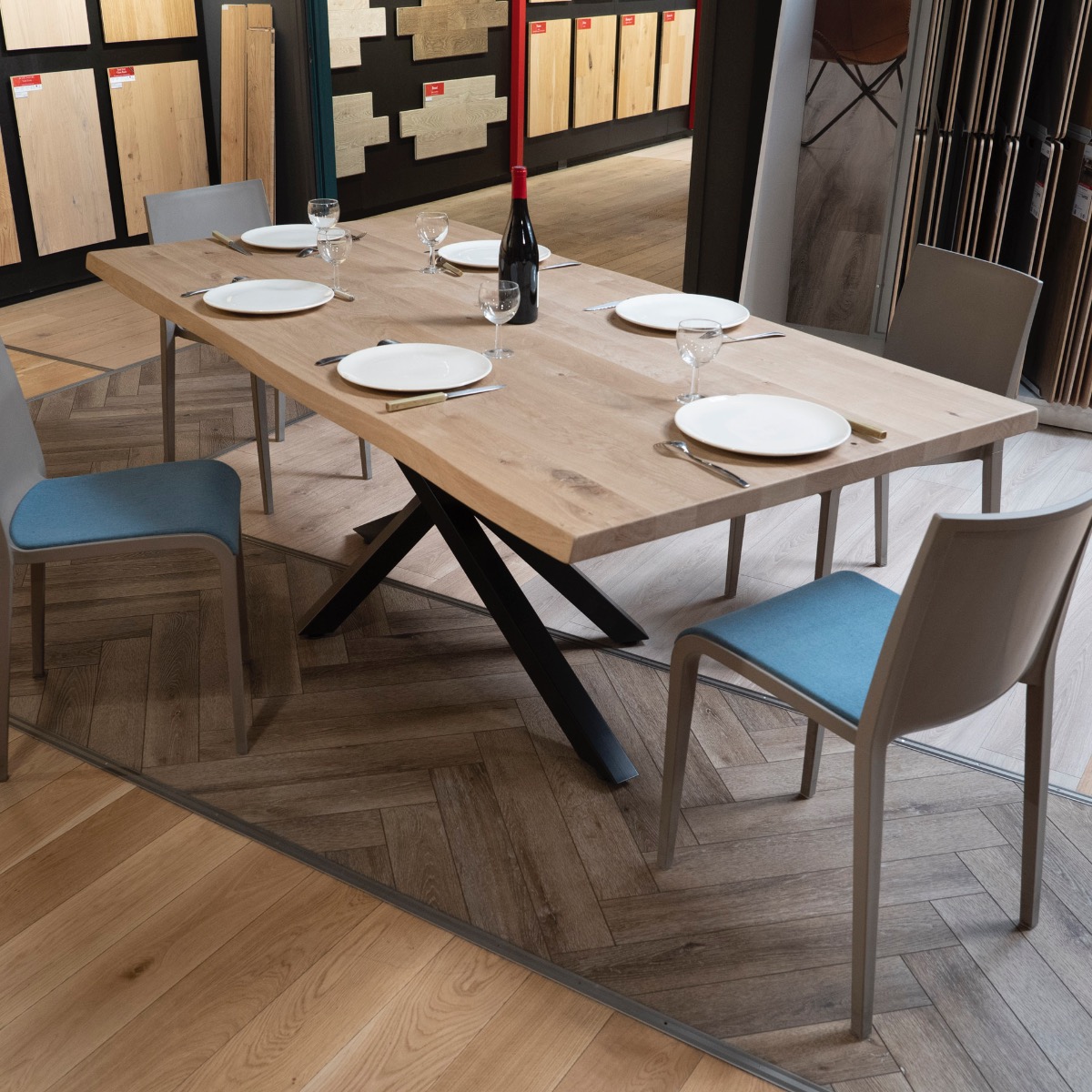 Table avec plateau en chêne et pied en métal, table en chêne massif et ...